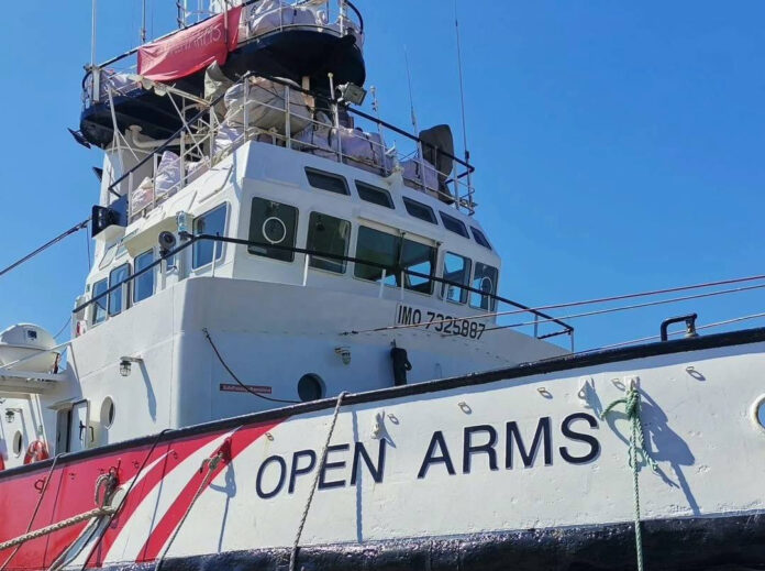 Attesa per lo sbarco a Marina di Carrara della nave di Open Arms: 58 i ...