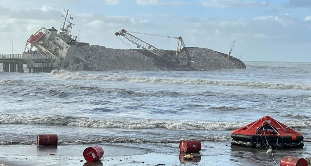 Nave contro pontile a Marina di Massa: aperta inchiesta - Corriere Toscano