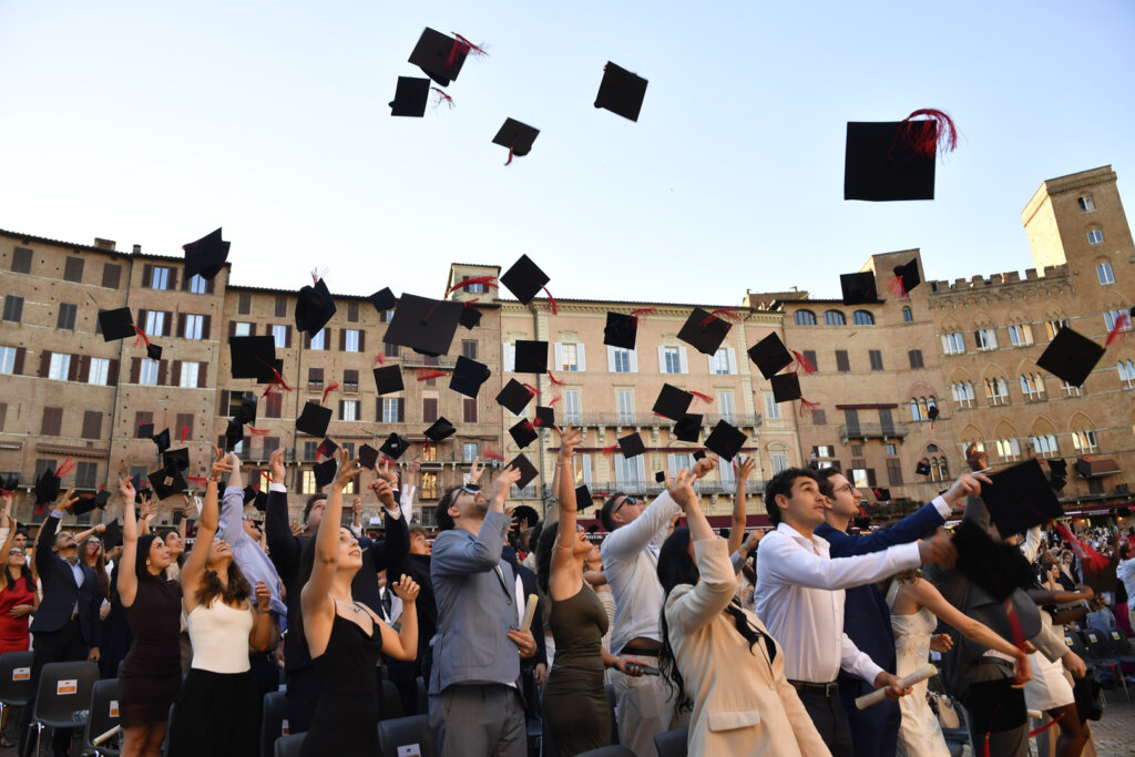 Siena festeggia i suoi laureati con il Graduation Day in piazza del ...